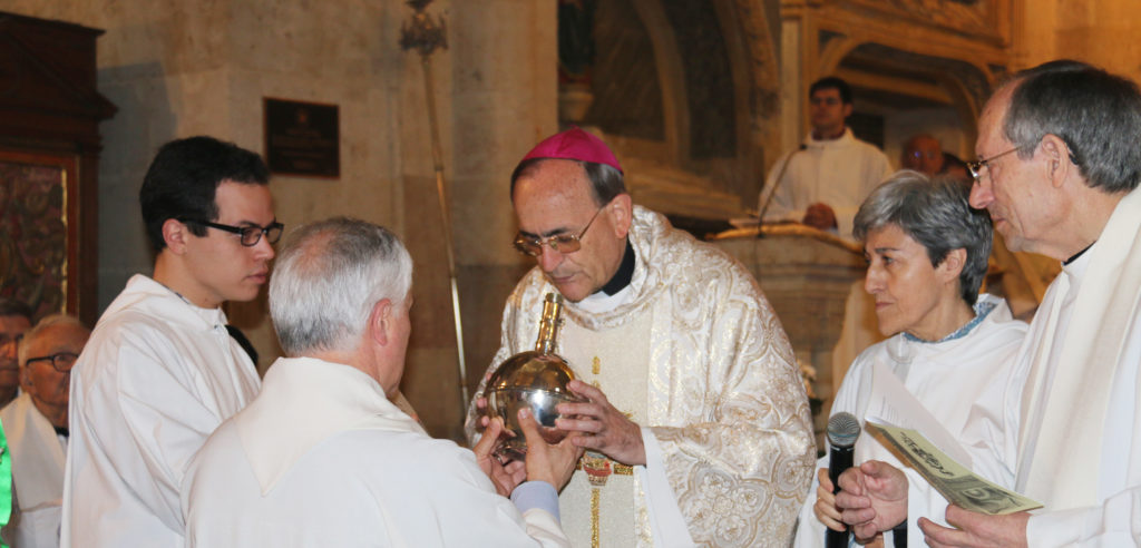 La bendición de los óleos y la consagración del Santo Crisma - Diócesis ...